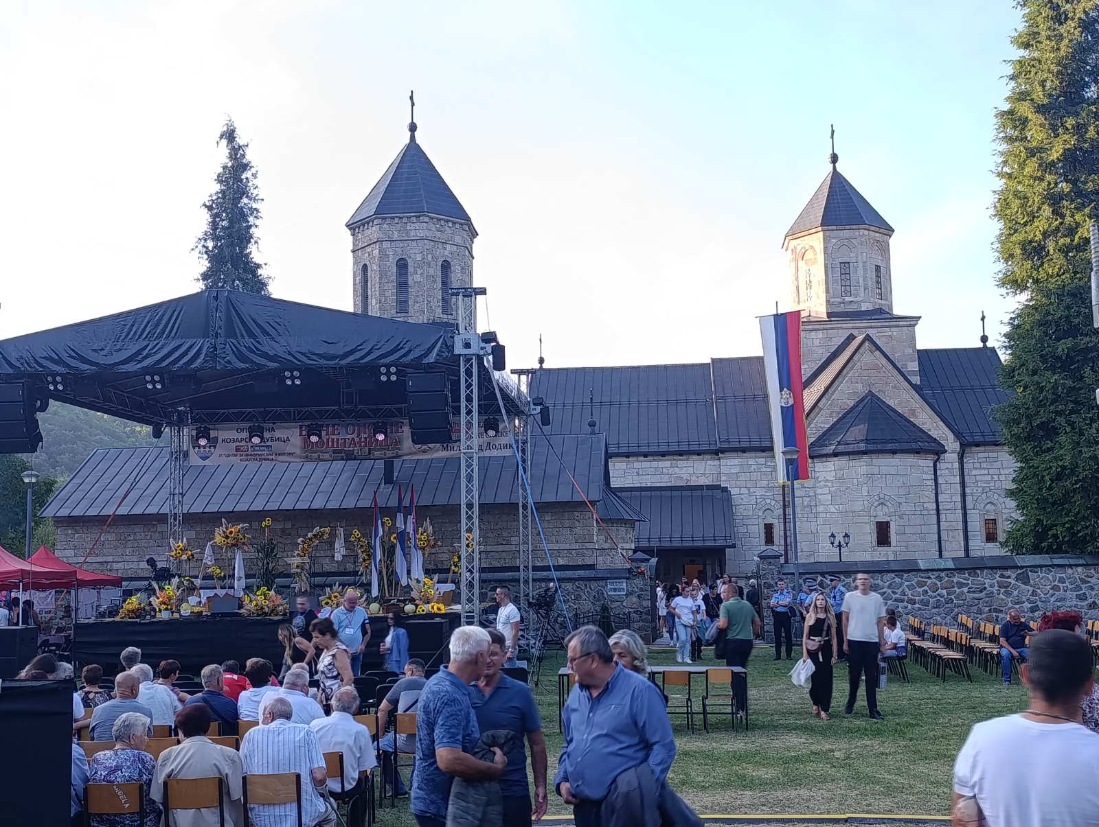 Додик: Не смијемо одустати од наше цркве и вјере; Одржано "Вече ојкаче ...
